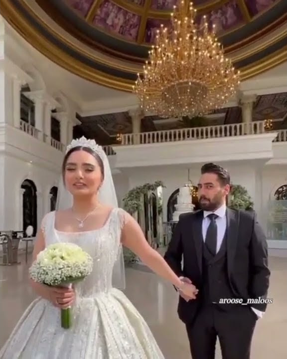 این که یکی بگیرتتون خیلی خوبه😂عروس به این باحالی خدایی کجا دیدید؟ ولی داماد چه کیفی کردیهو😂