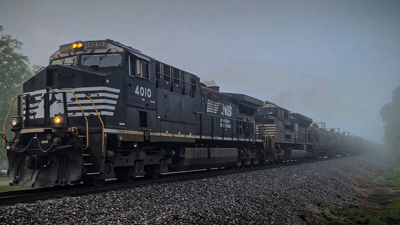 Very foggy morning with NS 4010 leading NS 312! - YouTube