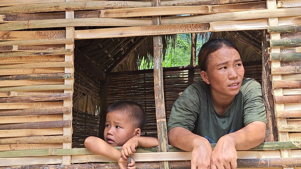 Single mother: 100% completed new bamboo house & Raising children alone ...