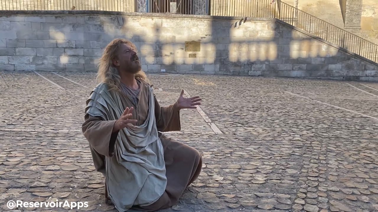 Jésus en prière devant le palais des papes - YouTube
