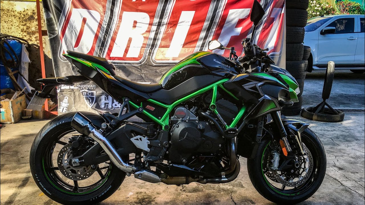 Slip-on exhaust system on a 2021 Kawasaki ZH2 - YouTube