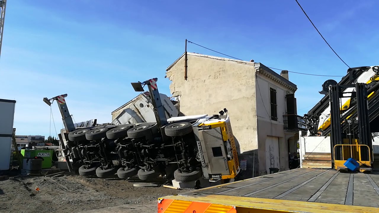 Bordeaux : une grue s'effondre sur des maisons - YouTube