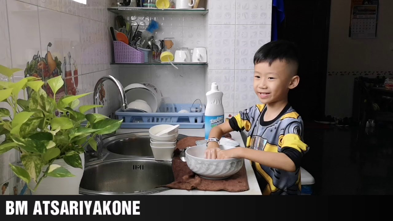 Kid washing dishes, kids learning - YouTube