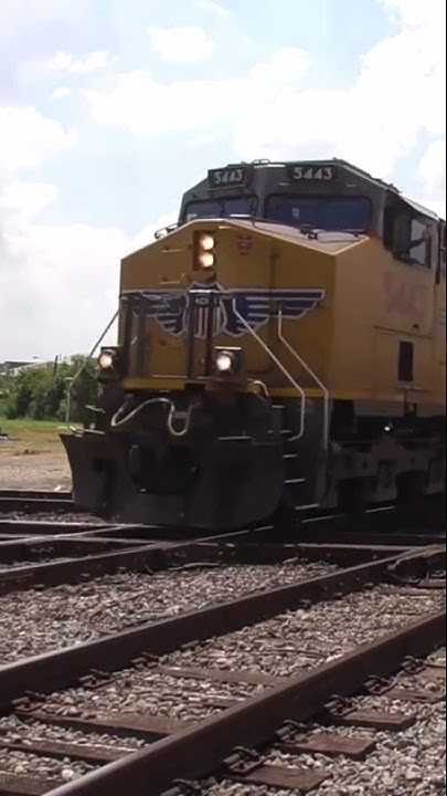 UP 5443 With The Early / 1st Generation K5HLA Horn - YouTube