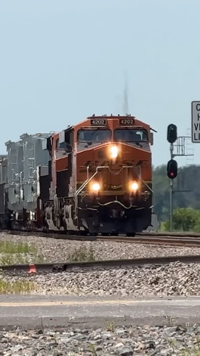 BNSF Manifest train carrying two giant Transformers! #bnsftrains #bnsfrailway #bnsf - YouTube