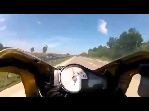 tam gaz giderken motorcunun önüne atlayan araba
