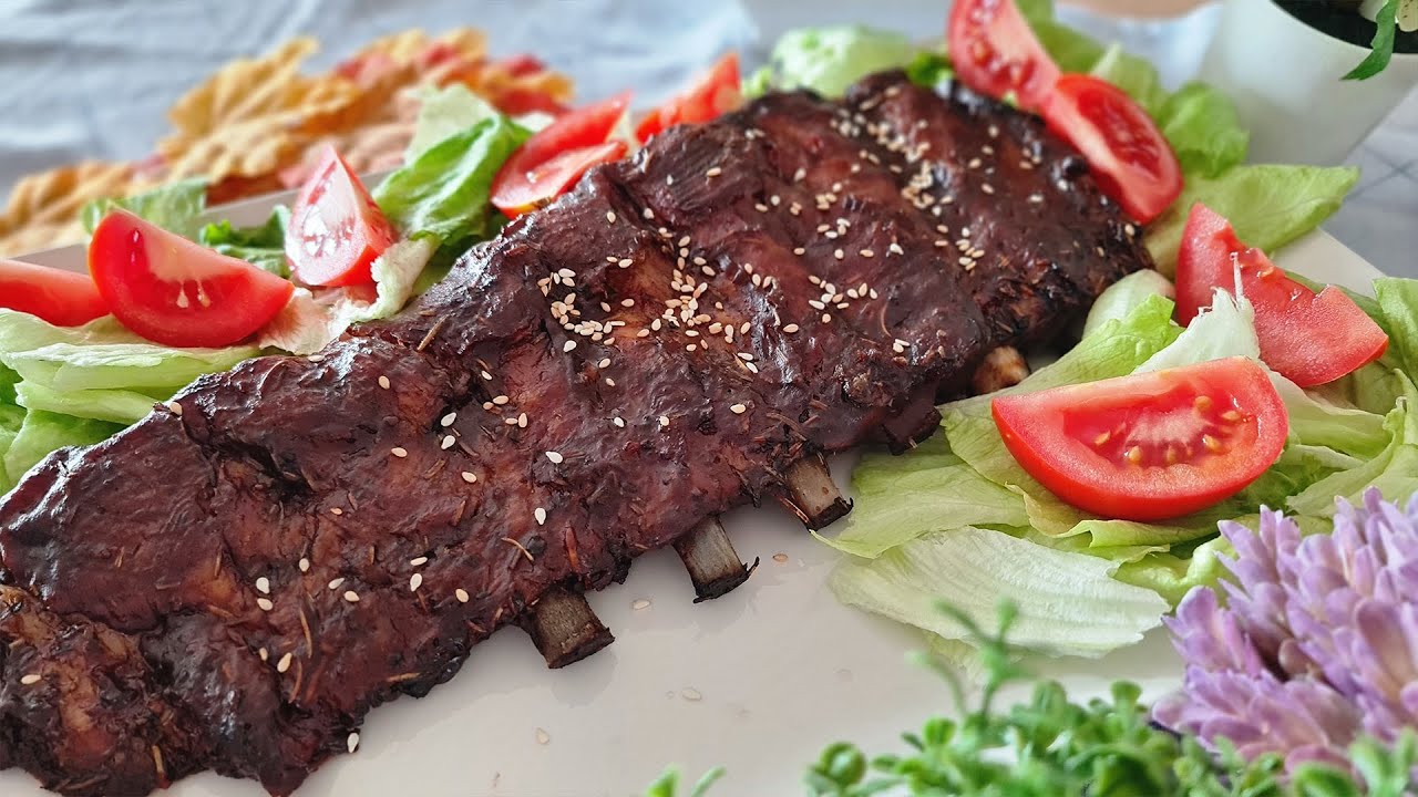Costite simple la cuptor caramelizate in sos BBQ atit de suculente si ...