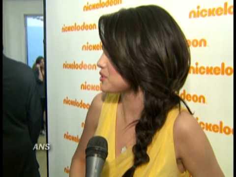 MIRANDA COSGROVE & SELENA GOMEZ TALK KIDS CHOICE AWARDS WINS - YouTube