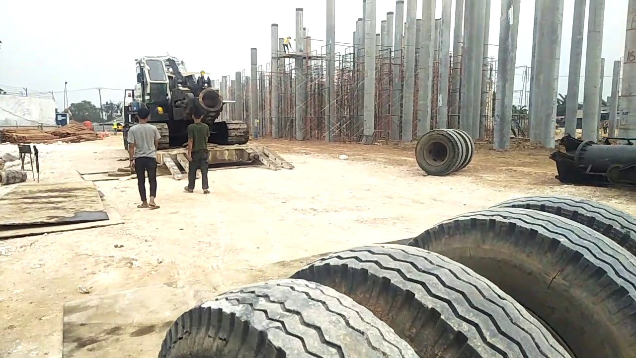 proses penurunan alat berat dari mobil doli pt pakubumi - YouTube