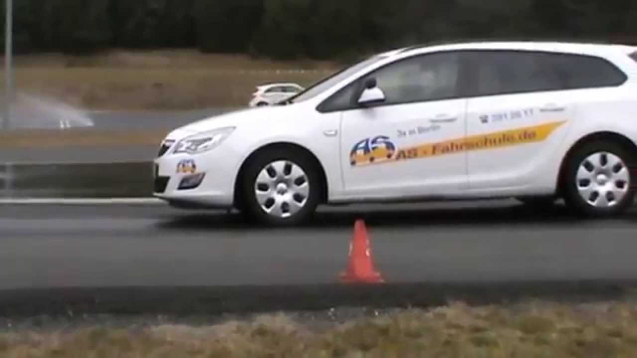 AS Fahrschulen Berlin Fahrsicherheitstraining Klasse B Auto - YouTube