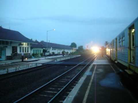 Indonesia Railway Kereta Api Taksaka Malam Silang Prameks di Stasiun ...