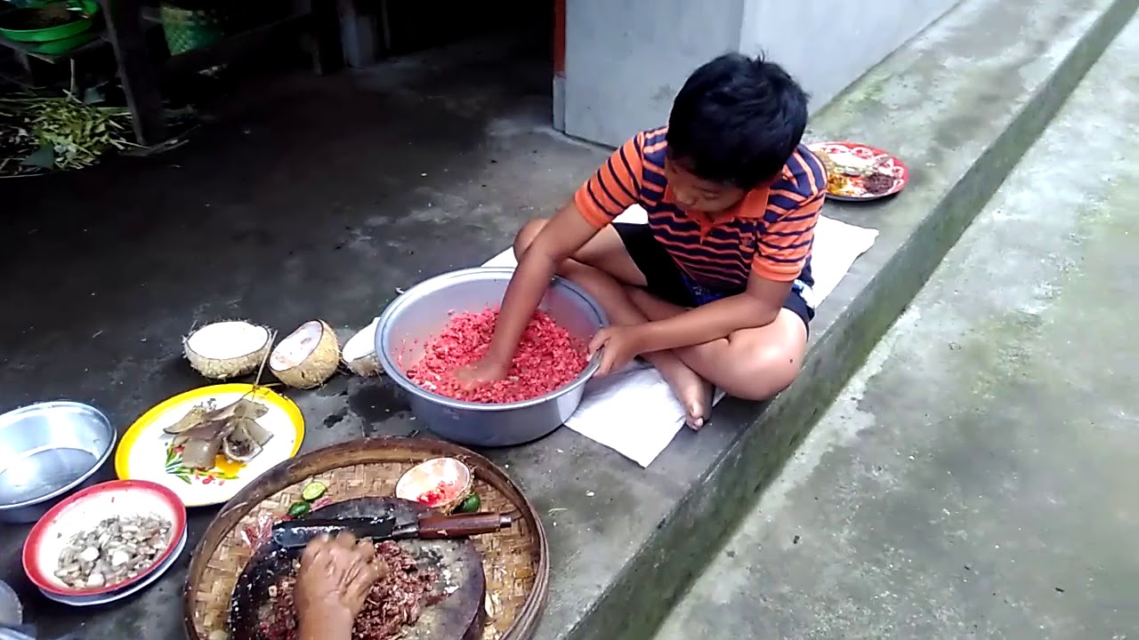 Tradisi Bali ngelawar di Penampahan 23 Juli 2019 - YouTube