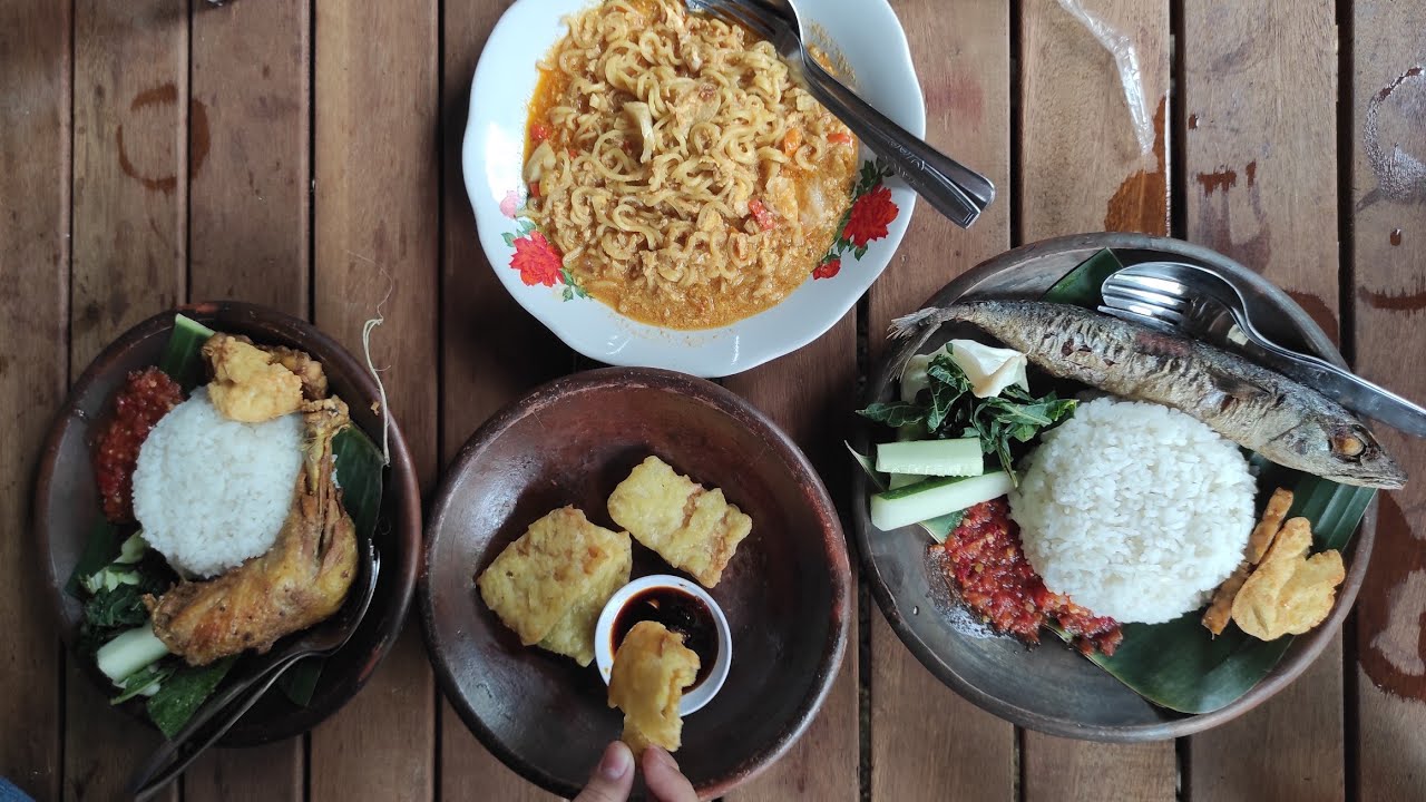 Makan Siang di Latar Sowan Karanganyar dengan Suasana Ndeso Nan Asri ...