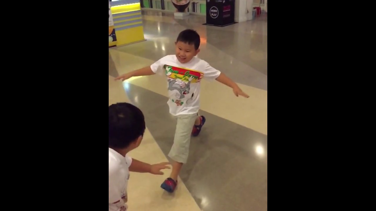 Slow mo kid fight nut shot - YouTube