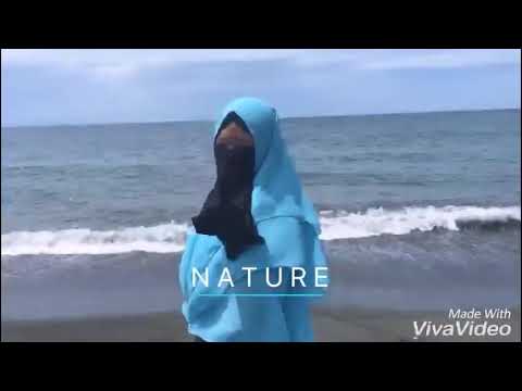 Wanita bercadar di pantai susupu