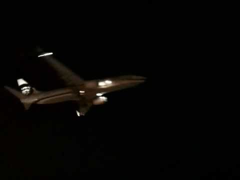 Huge plane flying right over my head at LAX - YouTube