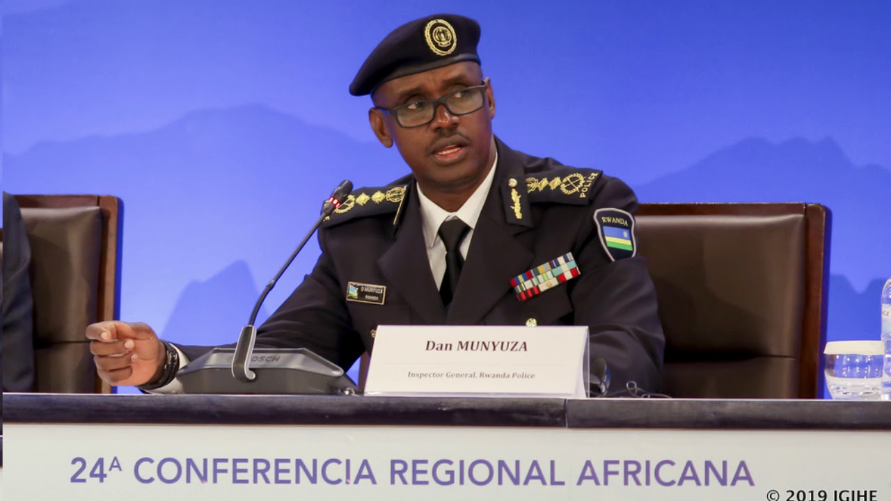 IGP Dan Munyuza, yavuze ko bari gukorana na Interpol ngo abakekwaho ...