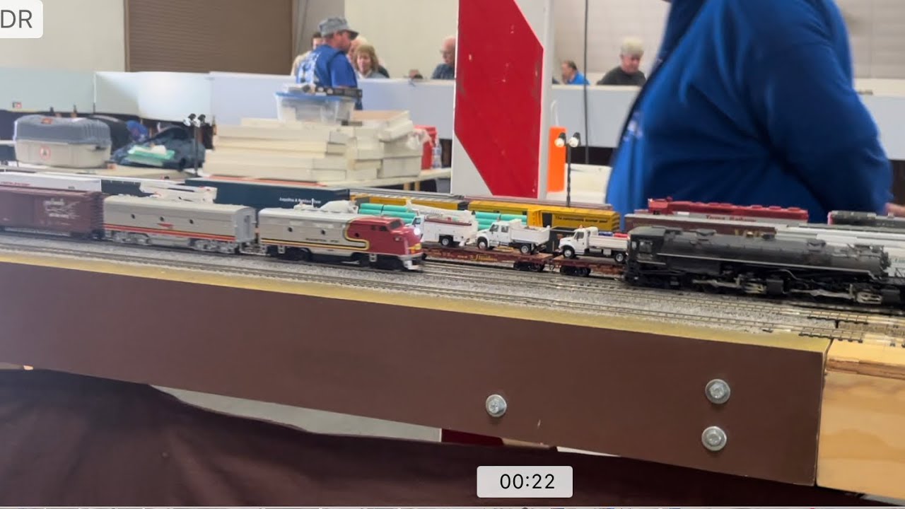 HO scale layout Santa Fe and Union Pacific steam train show at Ventura ...