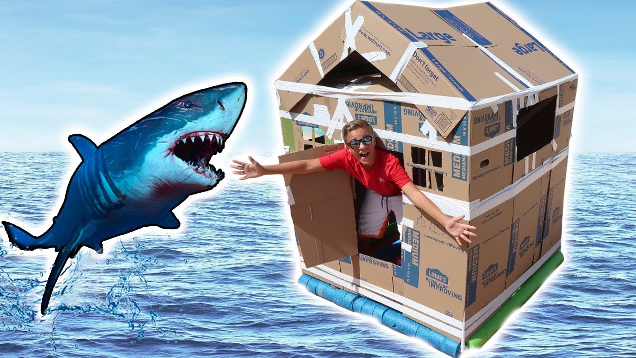 ULTIMATE FLOATING CARDBOARD BOX FORT! DOES IT SINK on The SWIMMING POOL ...