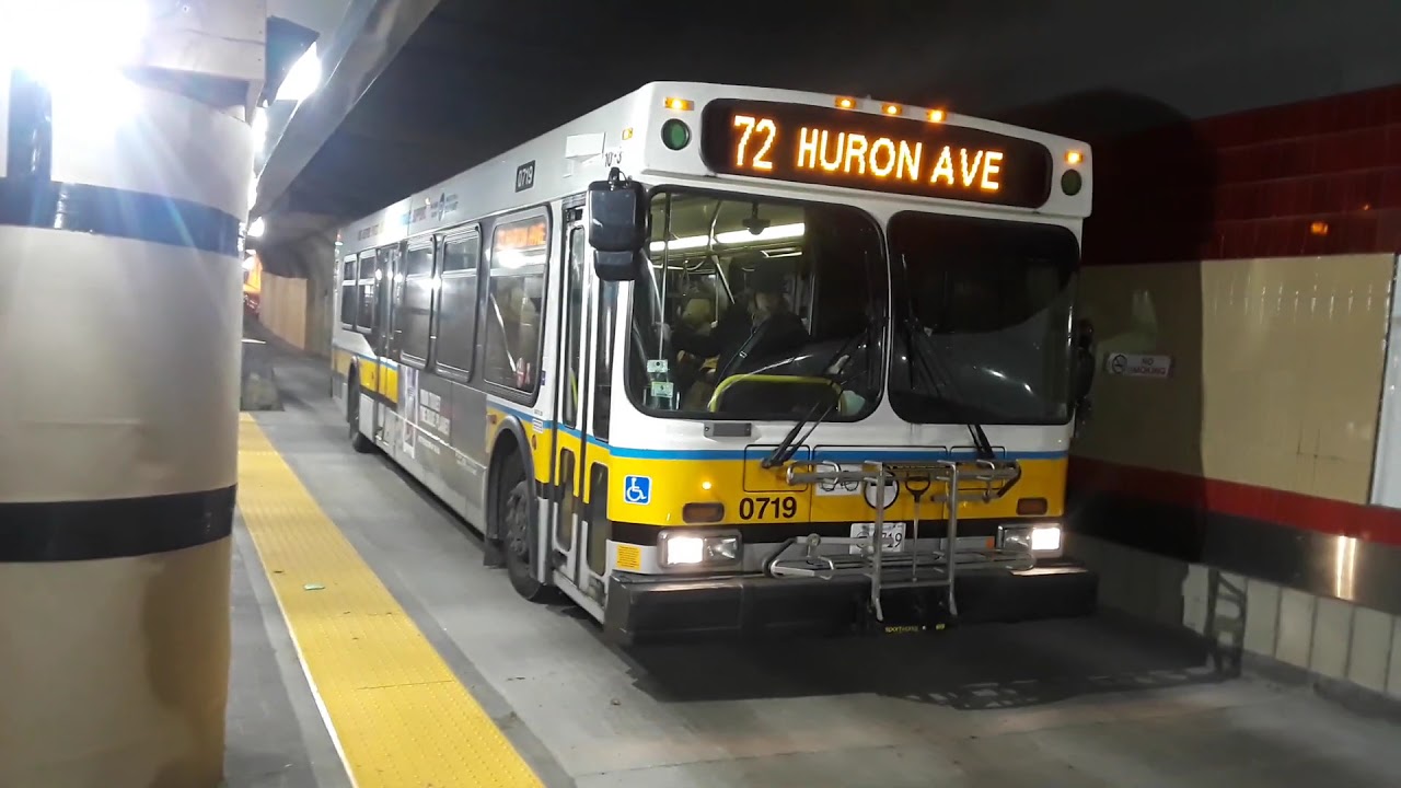 MBTA Route 72 2006-2007 New Flyer D40LF Leaving Harvard Square Station ...