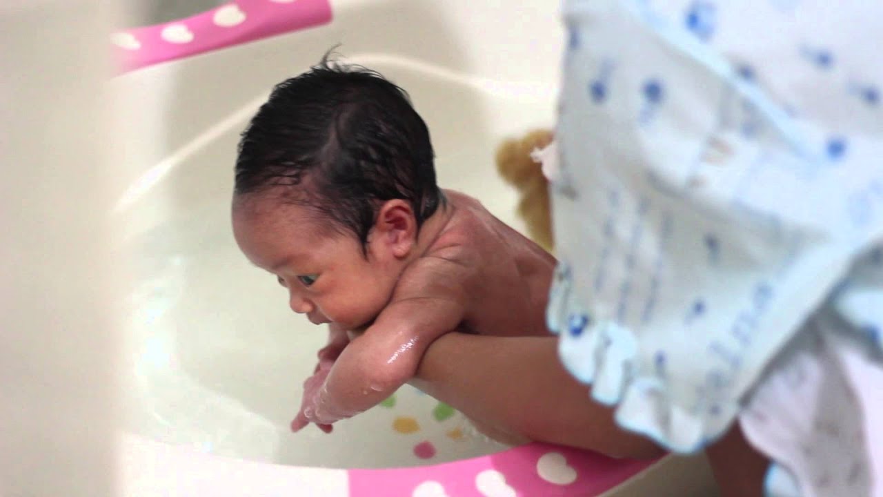 น้องพราว take a bath - YouTube