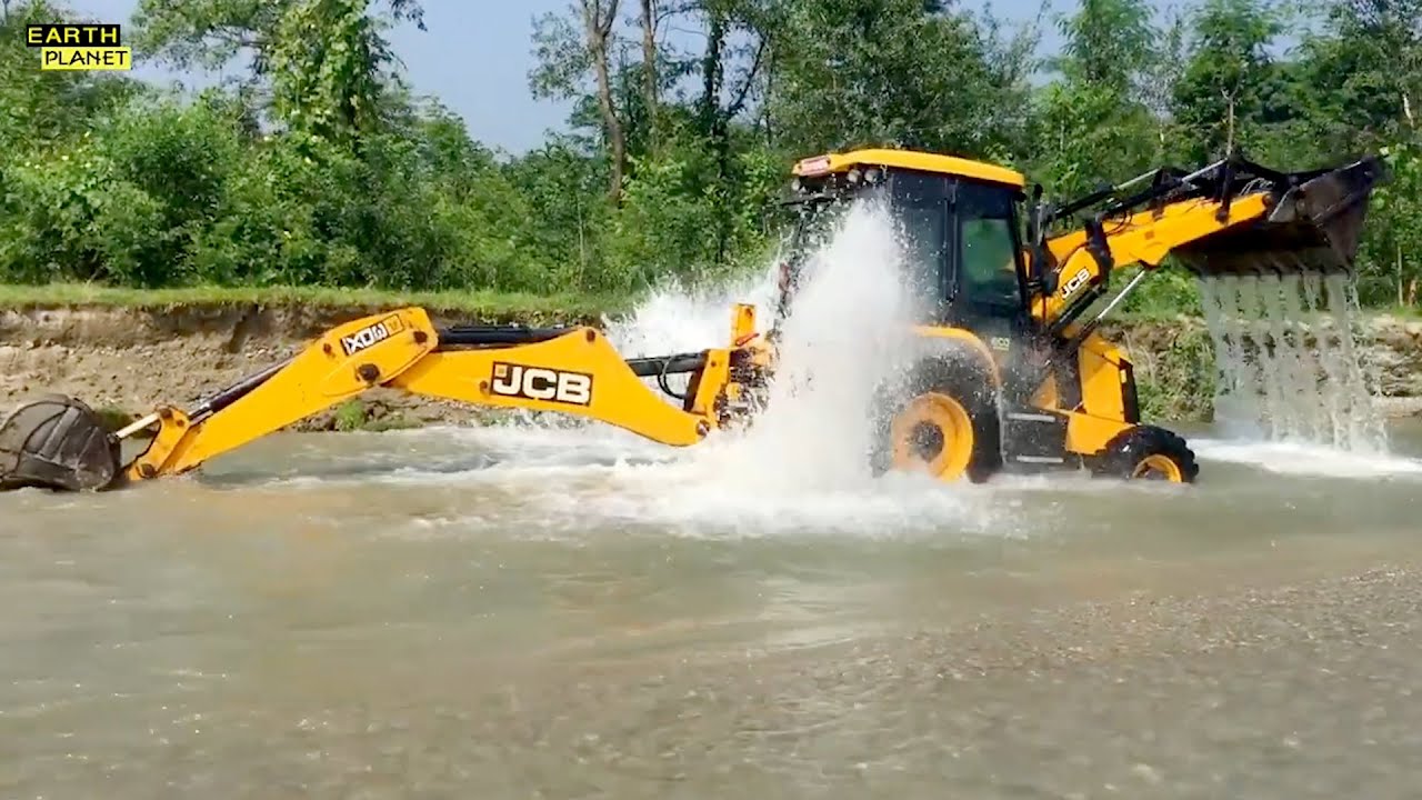 Skillful Operator - Washing JCB Backhoe Loaders Hugely Risky Place in ...