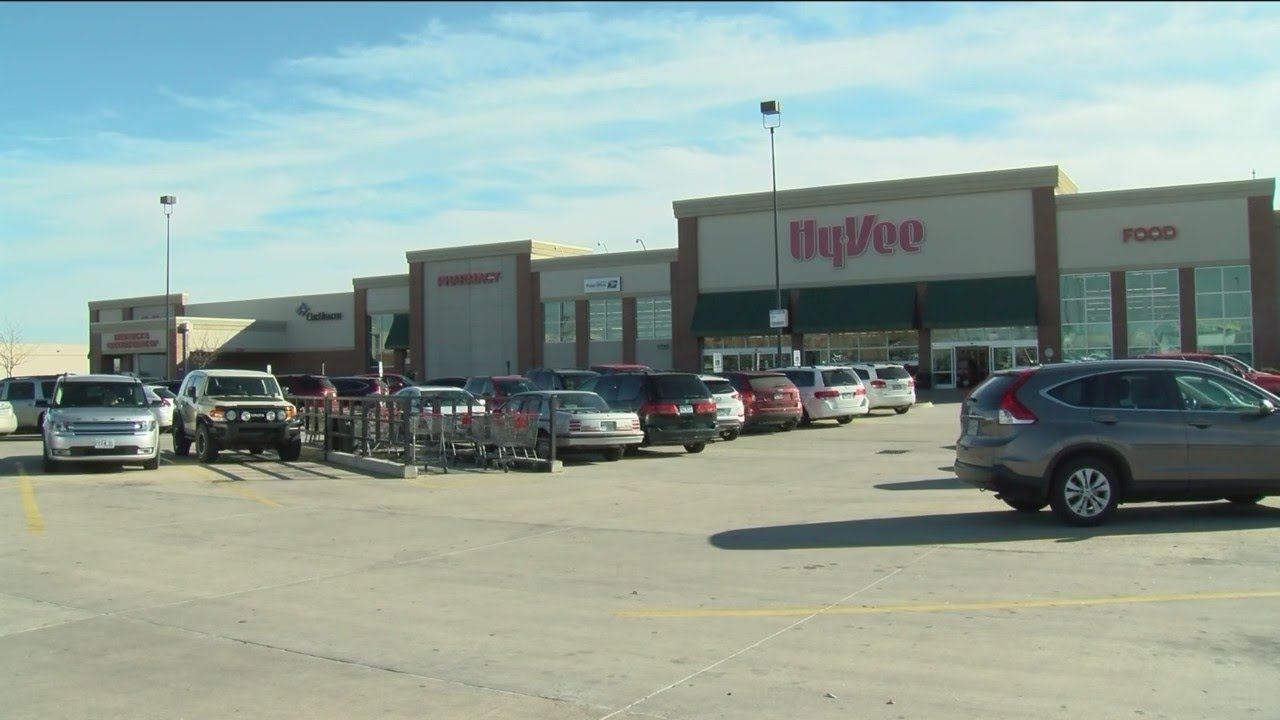 Hy-Vee preps lot for new Springfield grocery store construction - YouTube