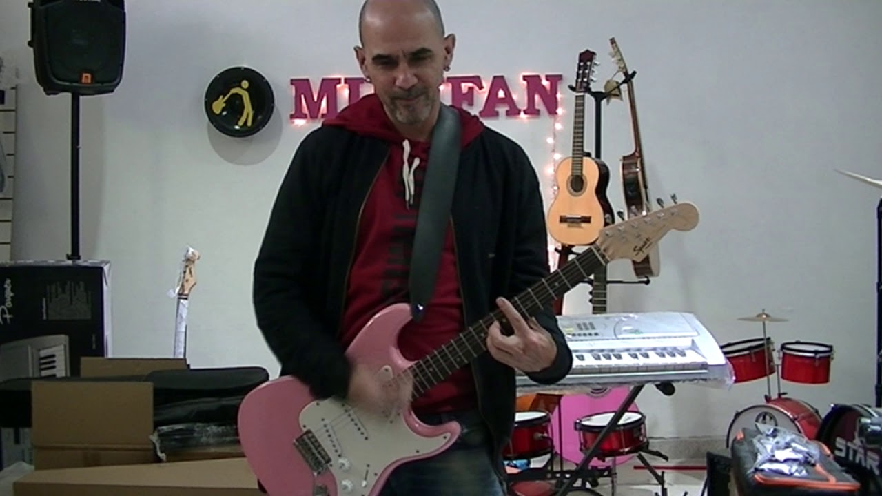 Guitarra eléctrica Fender Stratocaster Squier Bullet color Rosa - YouTube