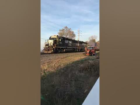 NS 5810 and NS 5814 pull an NS local freight train through Cleveland OH - YouTube