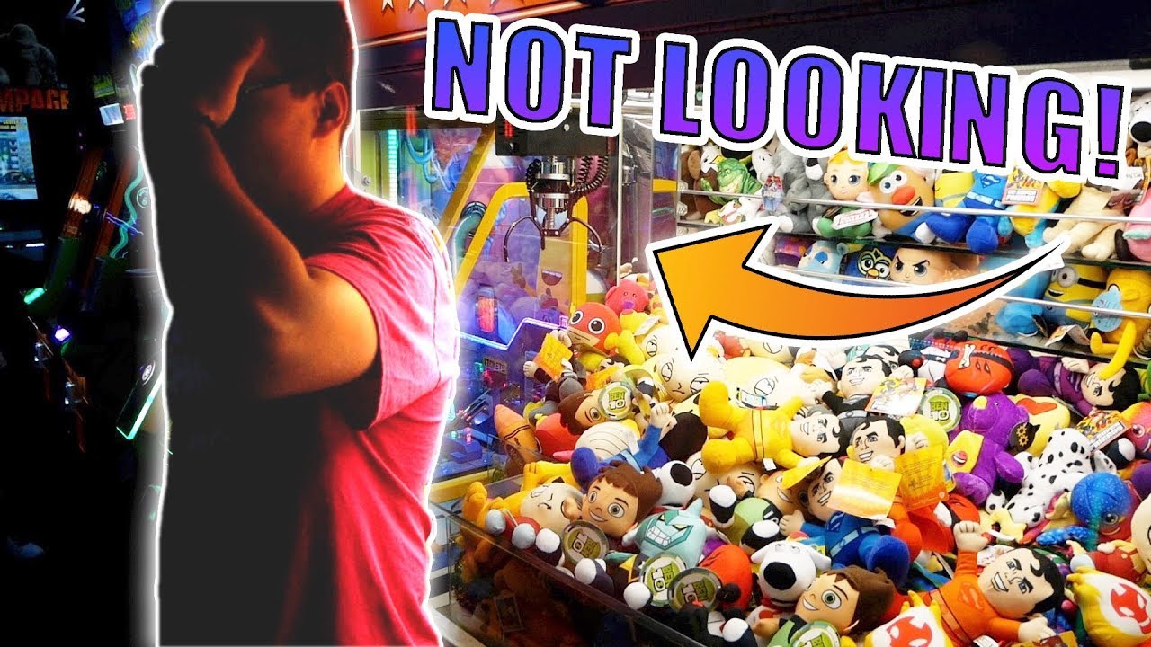 CLAW MACHINE BEHIND THE BACK TRICK SHOT WIN! - YouTube