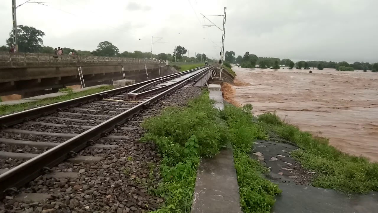 Heavy flood on rail bridge - YouTube
