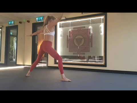YOGA FLOW WITH AMY