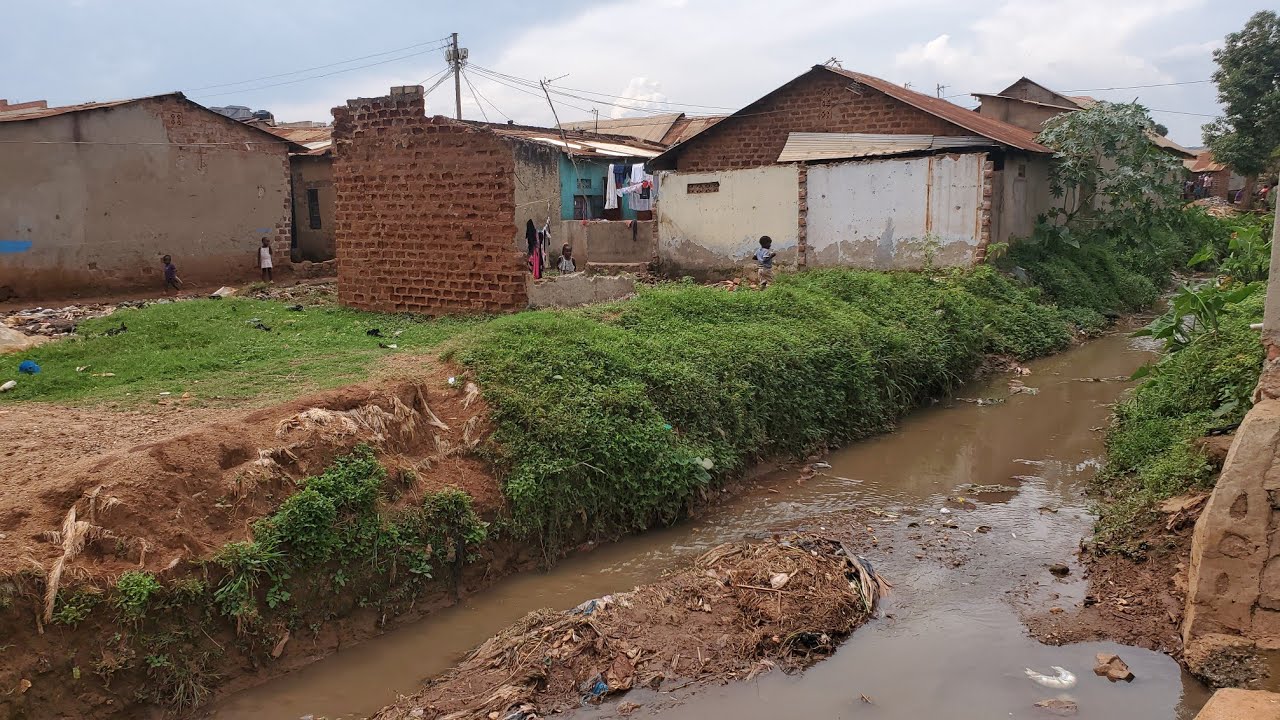 HOUSE'S FLOODED WITH WATER IN NDEEBA AFTER A HEAVY RAINFALL 🇺🇬. - YouTube