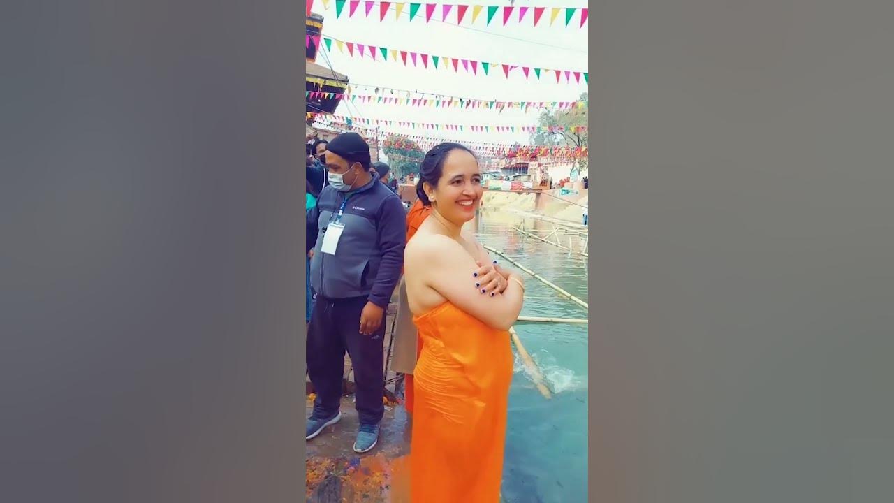 Desi Aunty Life Style Bath In River Ganga India Enjoy Desi Aunty Youtube