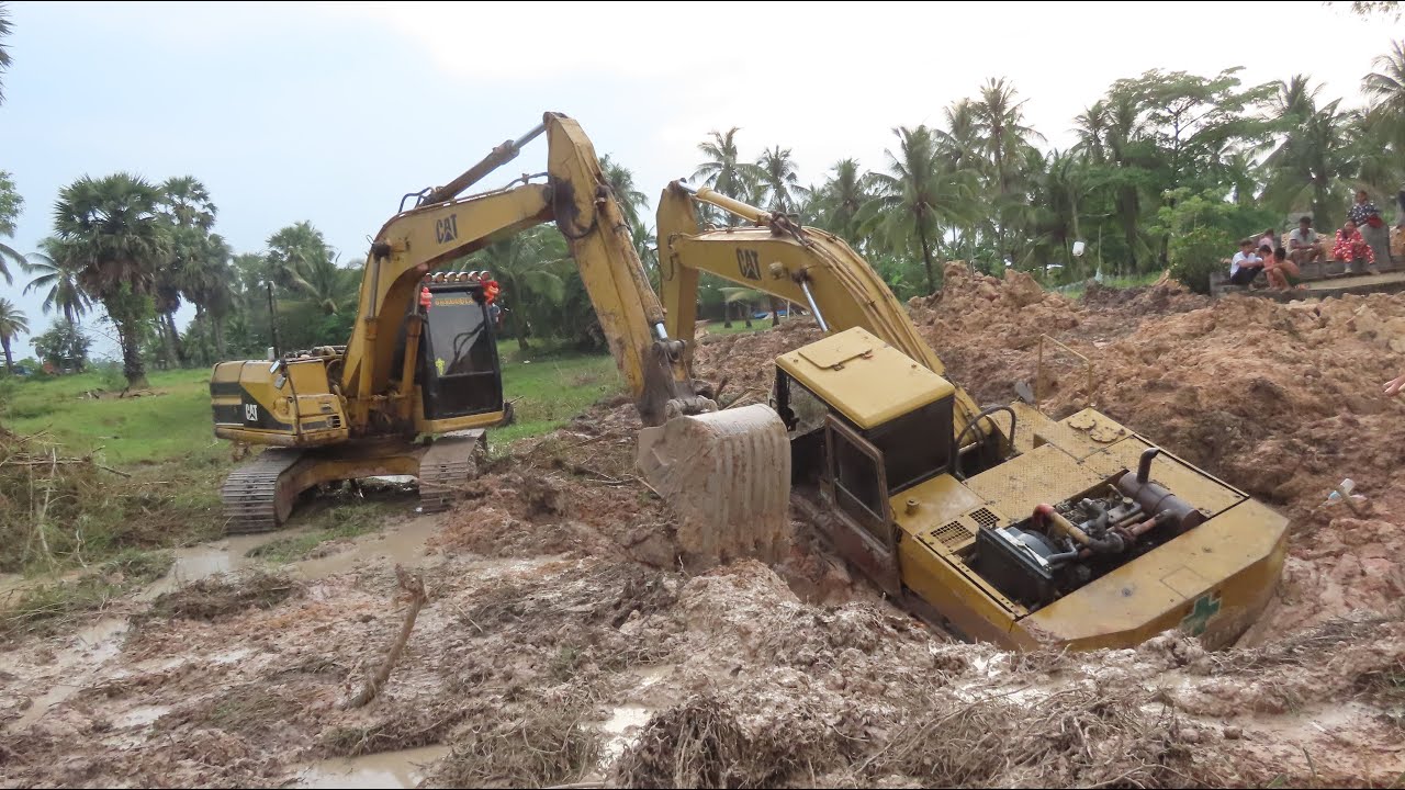 Excavators stack in mud 2. - YouTube