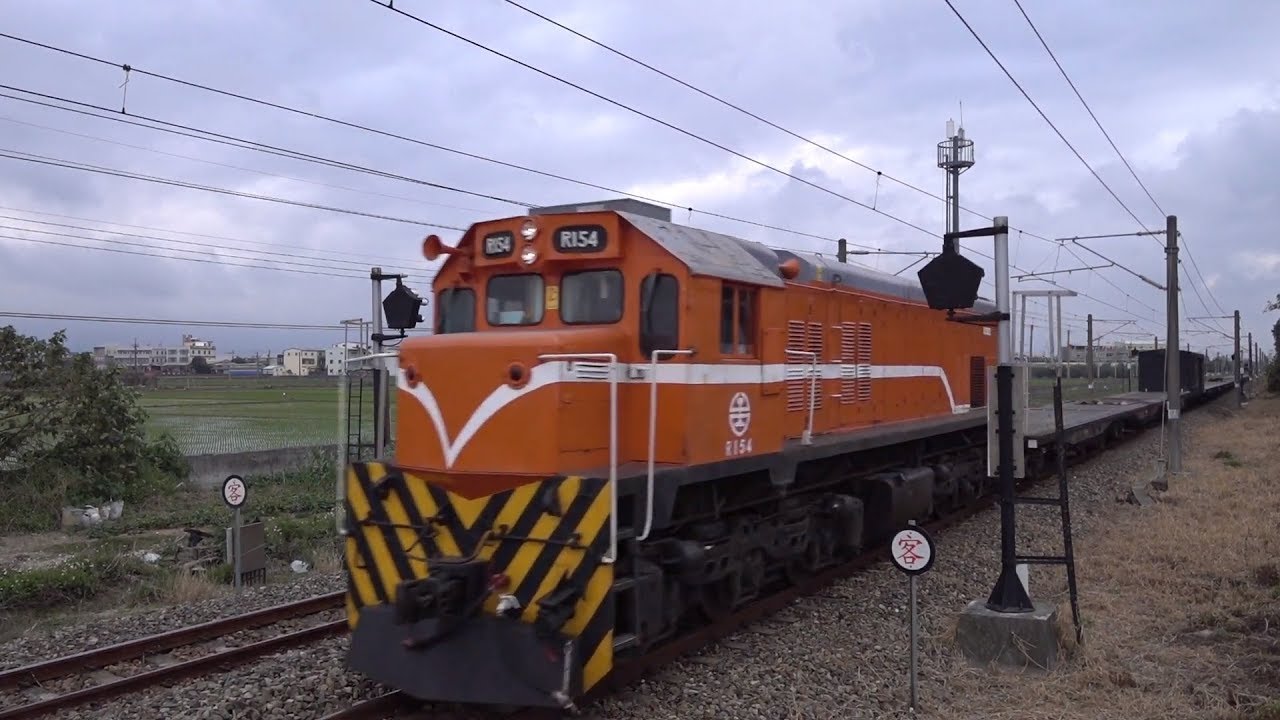 7802次貨物列車通過石龜車站 - YouTube