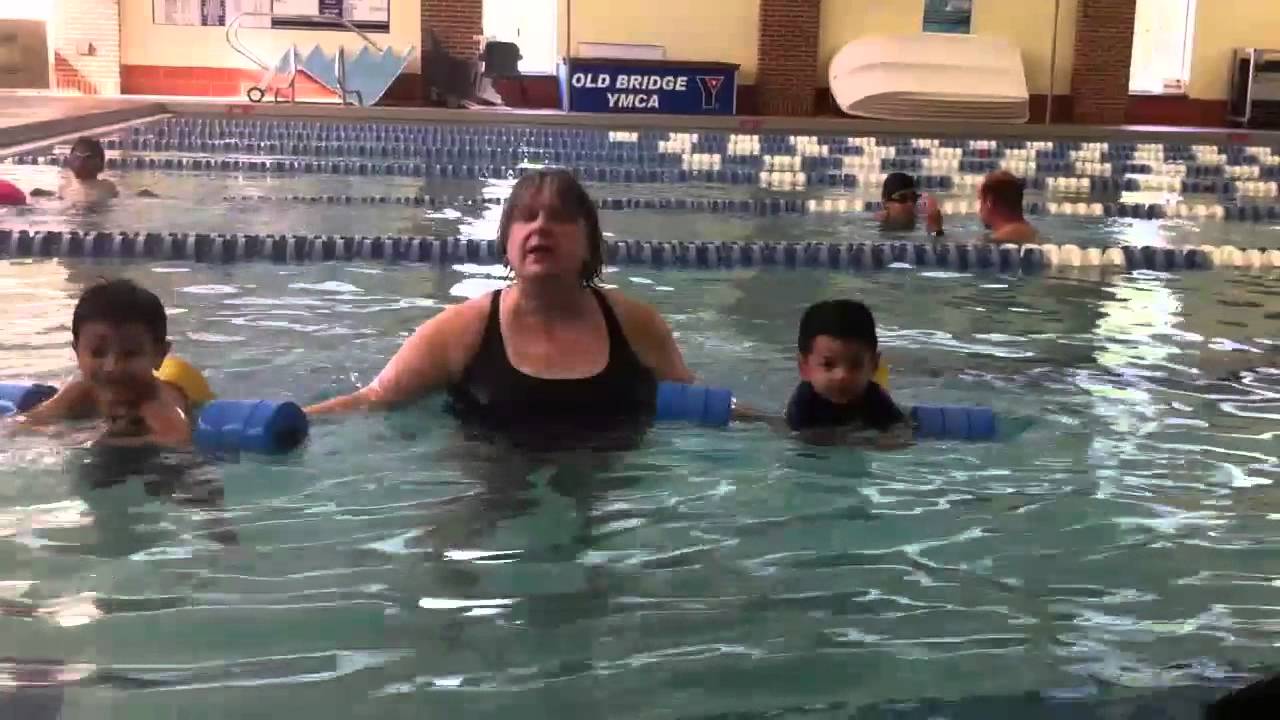 Gab's 1st swim class - YouTube