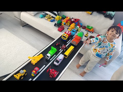 Ali Yağız oyuncak arabalarini evin içine gonderiyor