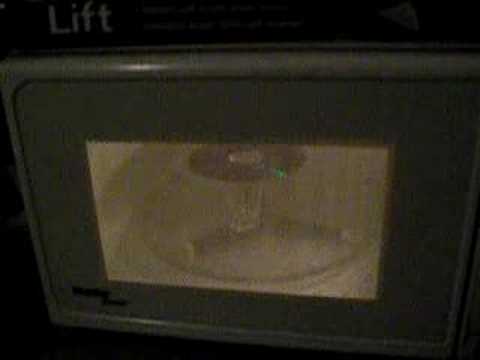 Cd dans le micro-onde, Cd in microwave. - YouTube