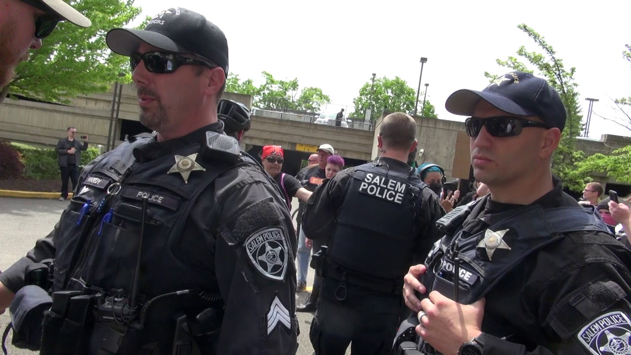 police show up to separate the crowds - YouTube