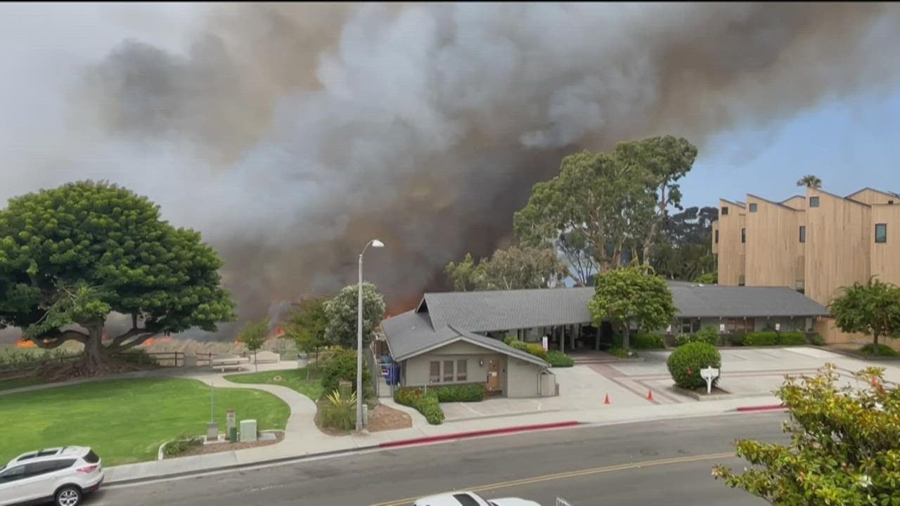 Brush fire in Carlsbad near Buena Vista Lagoon has been contained - YouTube