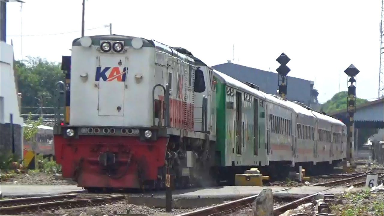 Kereta Api Siang Di Stasiun Surabaya Kota Atau Stasiun Semut - YouTube