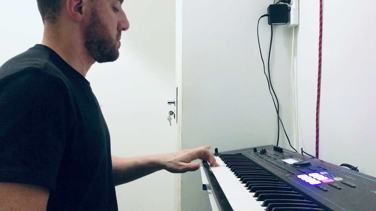 Playing SLAP BASS on keyboard the right way PART 1 - YouTube