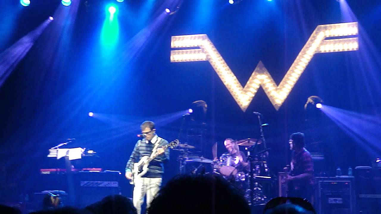 Weezer - Pink Triangle (Live @Centre Bell, Montréal, Canada) - YouTube