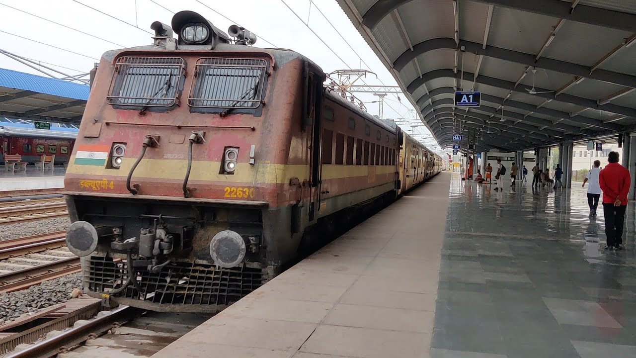 12533 Pushpak Express Entering Habibganj Railway Station : Indian ...