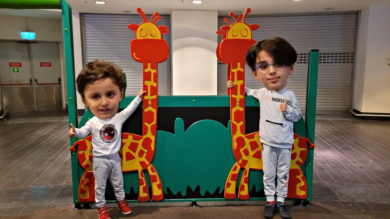 EFE İLE EMİR OYUN PARKINDA OYNARKEN EMİRİN KAYDIRAKTA ELİ SIKIŞTI ...