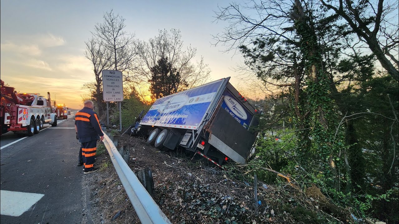 Freightliner box truck recovery LIE 495 - YouTube