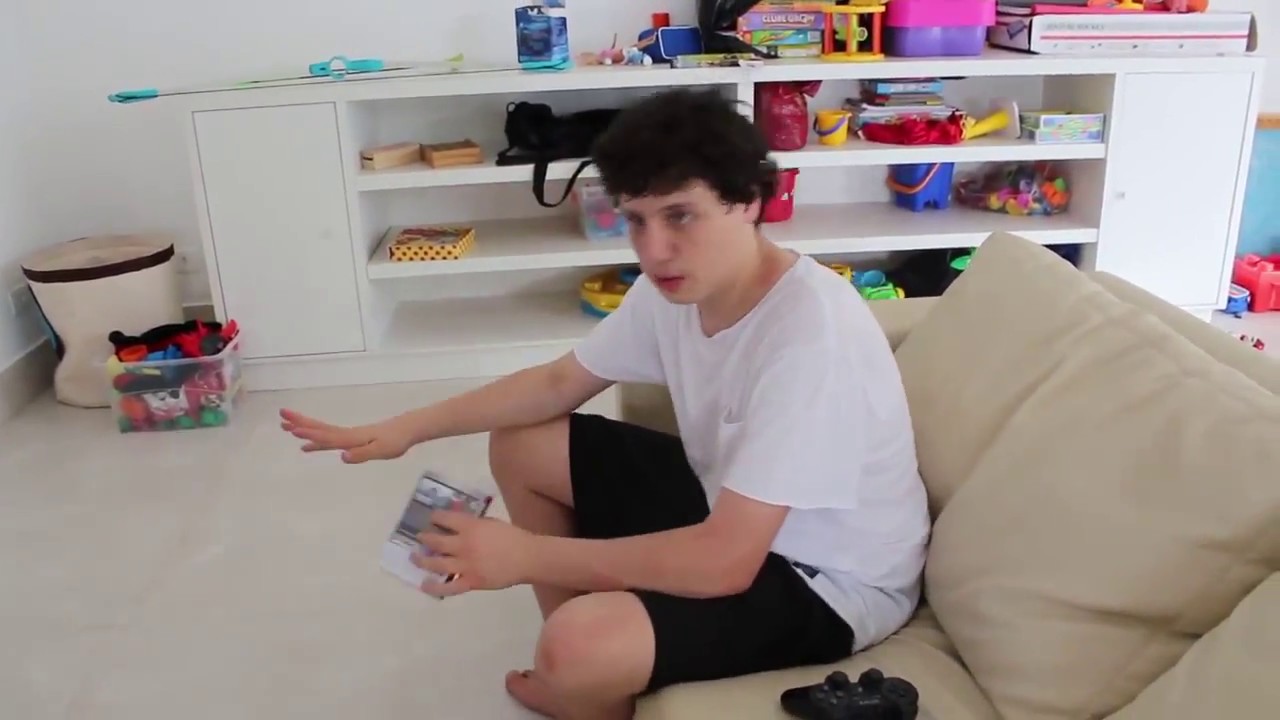 Avô joga Video game na Churrasqueira - YouTube