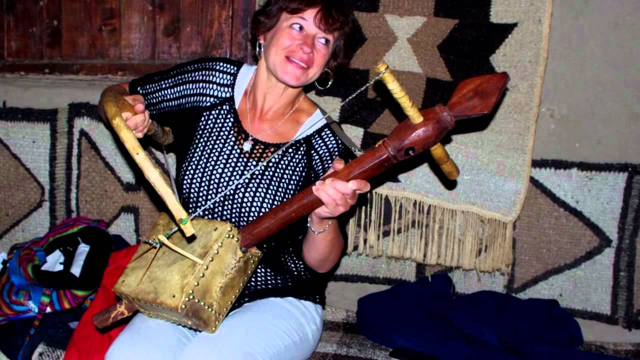 gra na skrzypcach Masenqo single-stringed bowed lute Ethiopia - YouTube