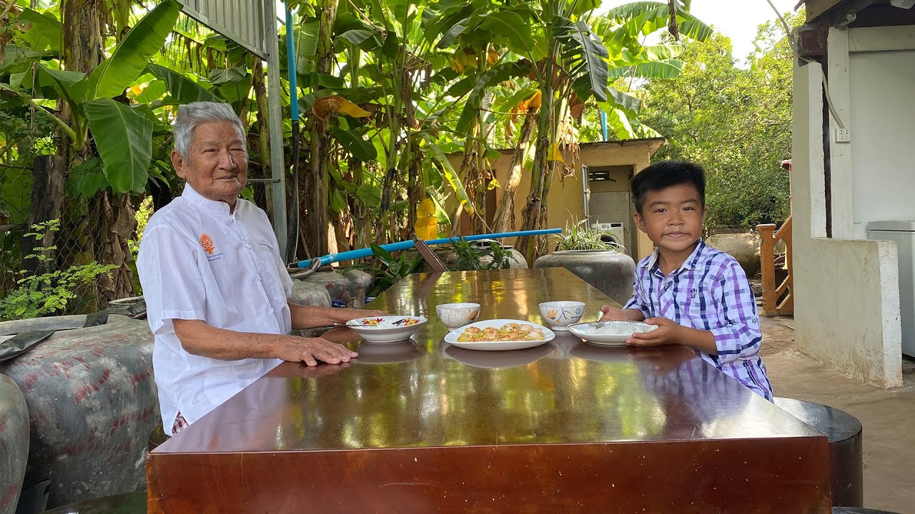 Seyhak with Great-grandfather enjoy the meal that cook by Seyhak ...